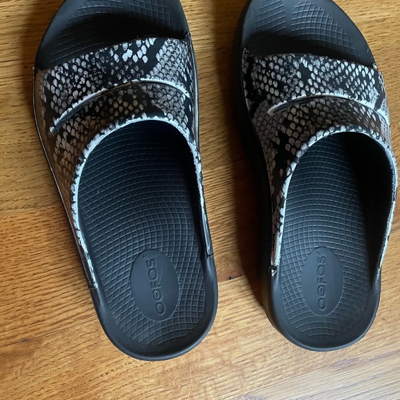 OOFOS | Shoes | Oofos Size 6 Snake Skin Slide On Recovery Sandals ...